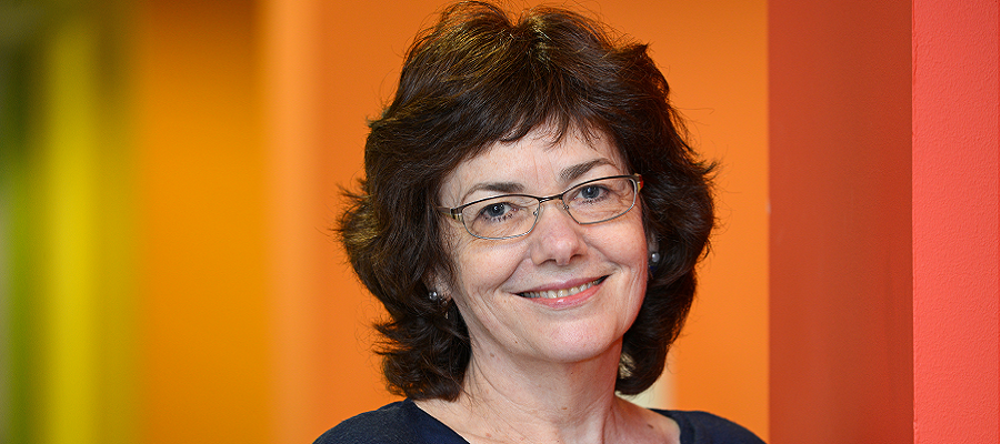 Professor Helen Sang on the importance of chicken research | The Roslin ...